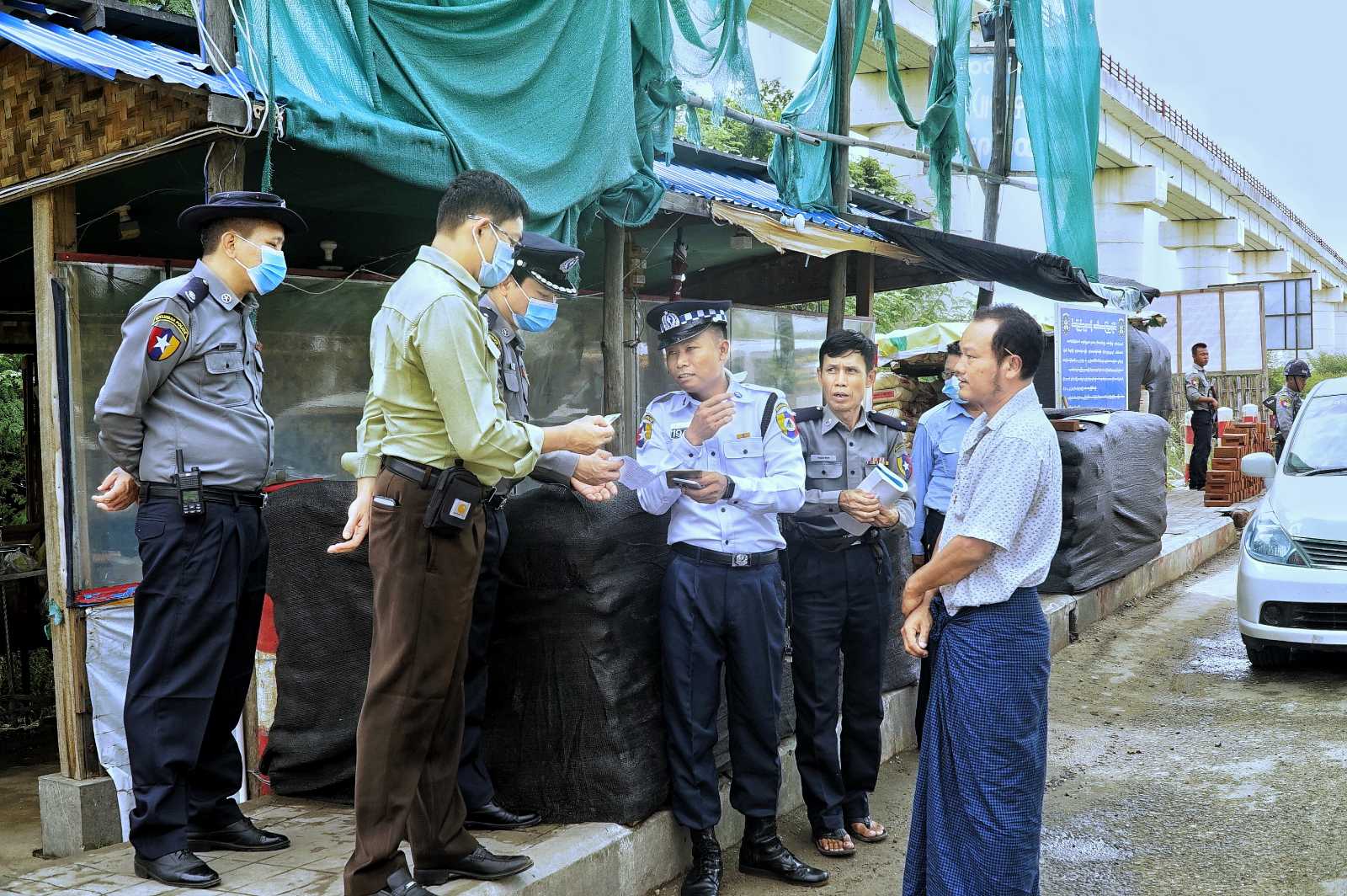 ပခုက္ကူမြို့နယ်တွင် တရားမဝင်ကုန်သွယ်မှုတိုက်ဖျက်ရေး ကွင်းဆင်းစစ်ဆေး